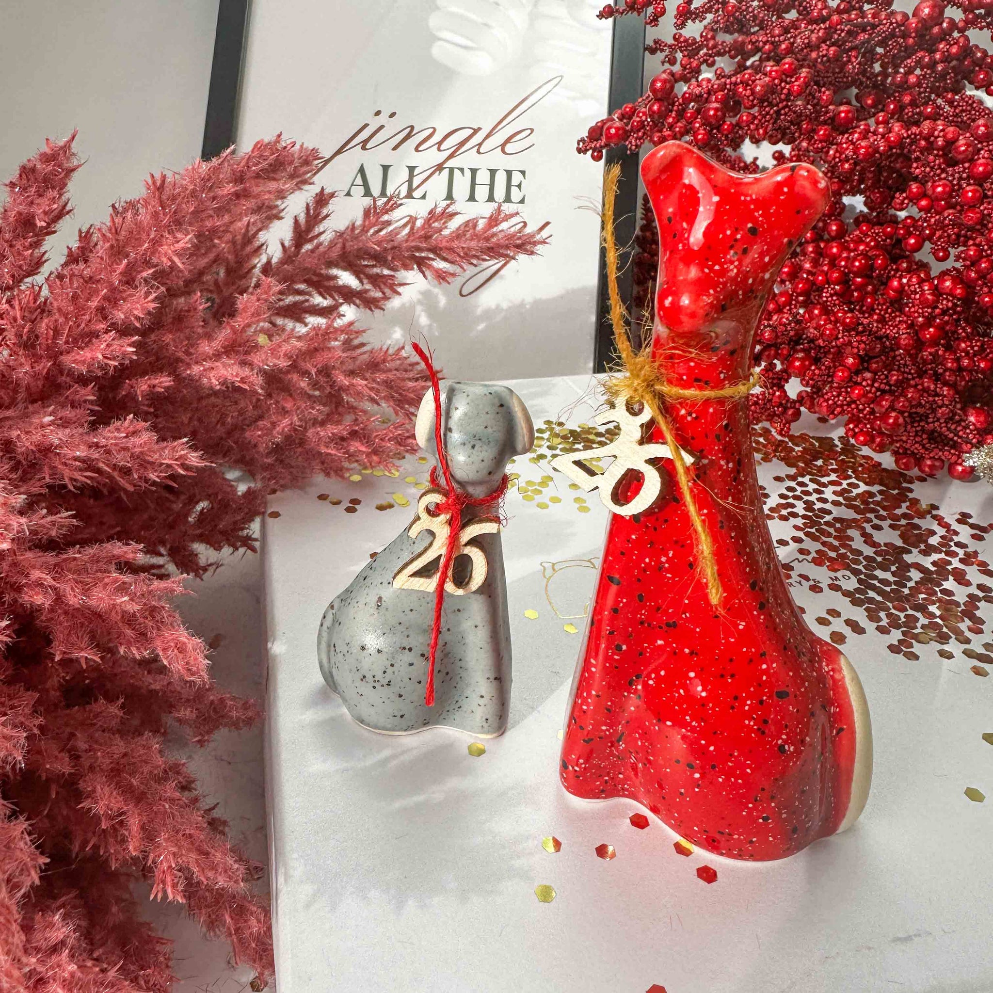 Κεραμικό Γούρι 2026 Σκυλάκια - Grey & Red – elephantina.gr